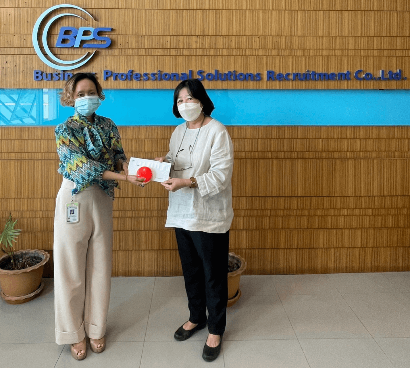 มอบของที่ระลึกให้พนักงาน BPS ประจำปี 2566 - BPS