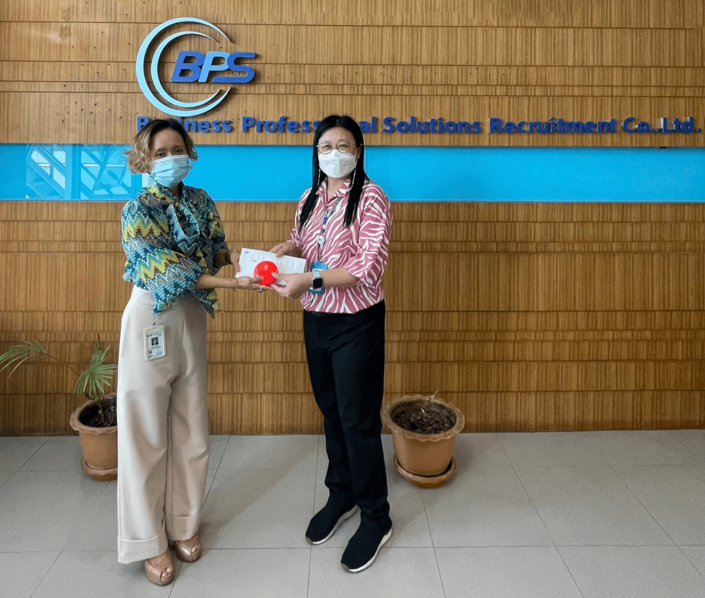 มอบของที่ระลึกให้พนักงาน BPS ประจำปี 2566 - BPS